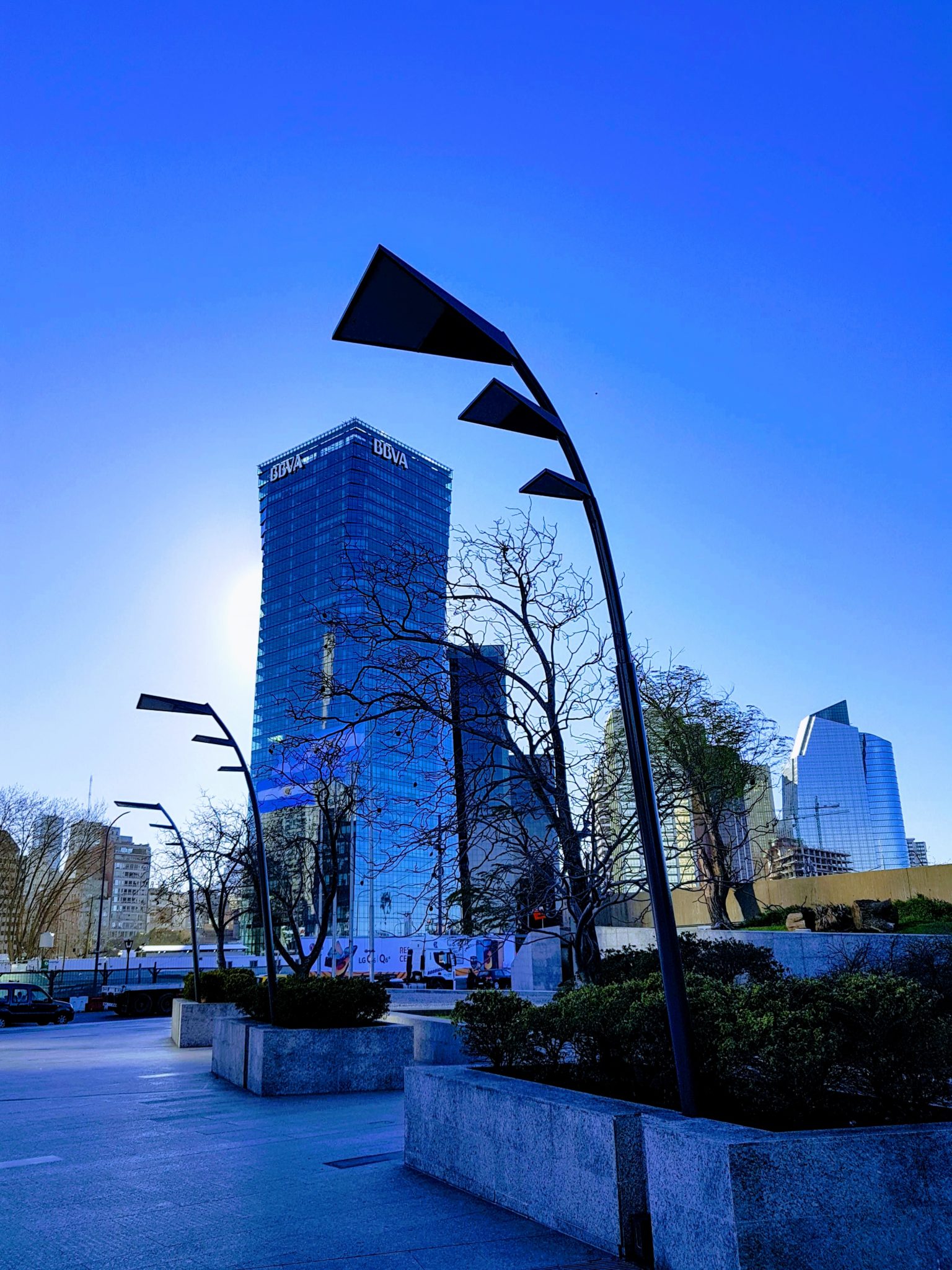 Luminarias frente al edificio Telecom y torres de Catalinas Norte, Buenos Aires - Bahía César