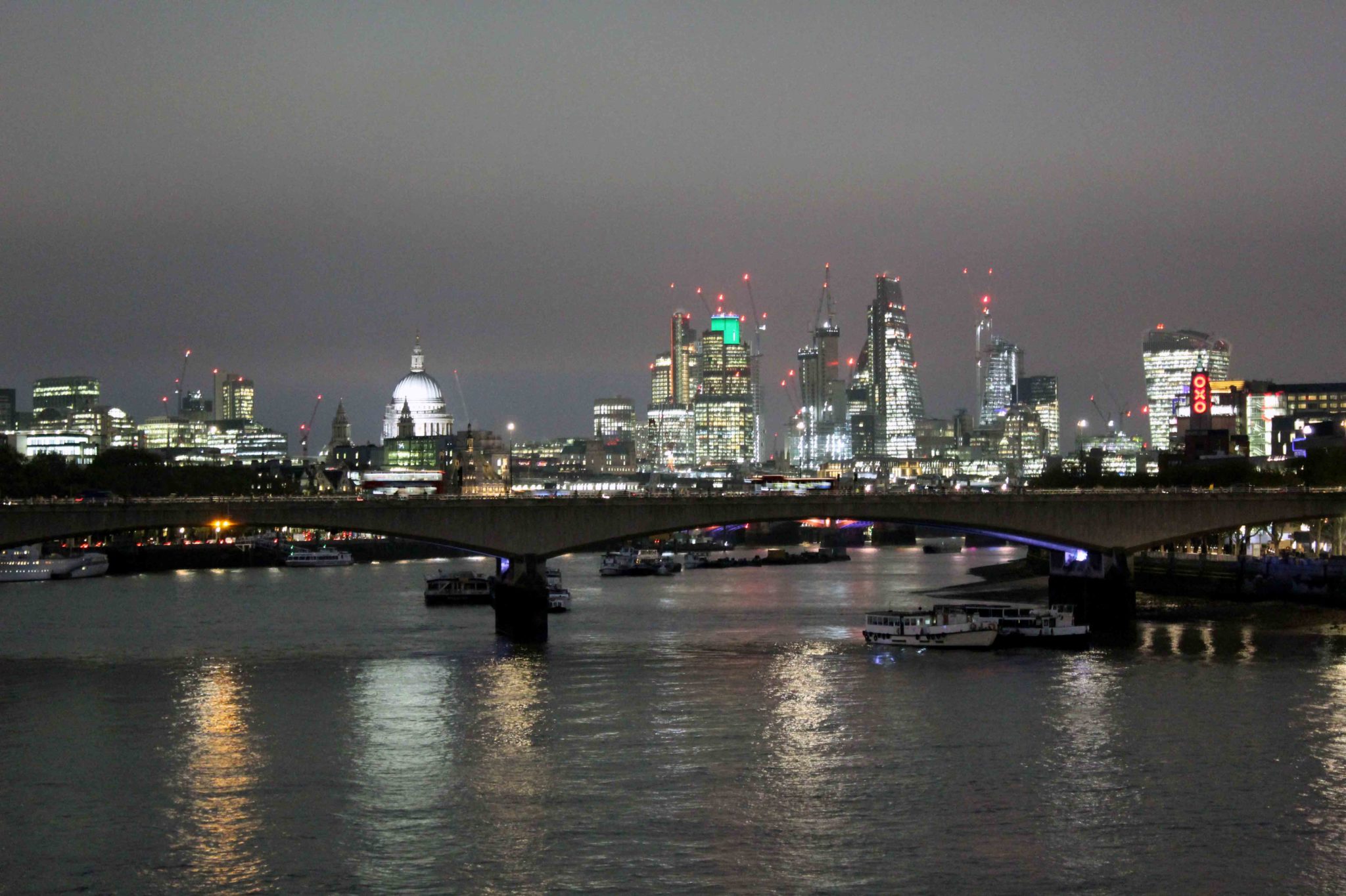 Paseo nocturno por las riberas del río Támesis en Londres - Bahía César