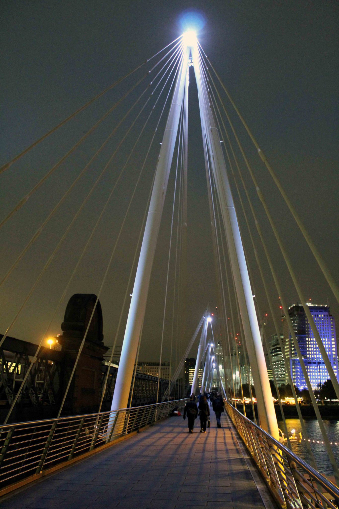 Paseo nocturno por las riberas del río Támesis en Londres - Bahía César