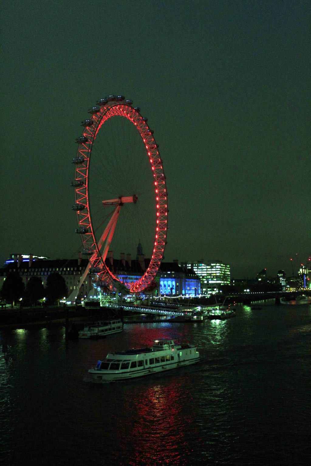 Paseo nocturno por las riberas del río Támesis en Londres - Bahía César
