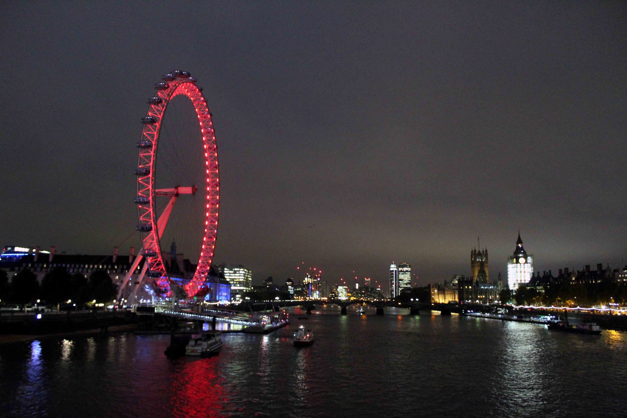 Paseo nocturno por las riberas del río Támesis en Londres - Bahía César