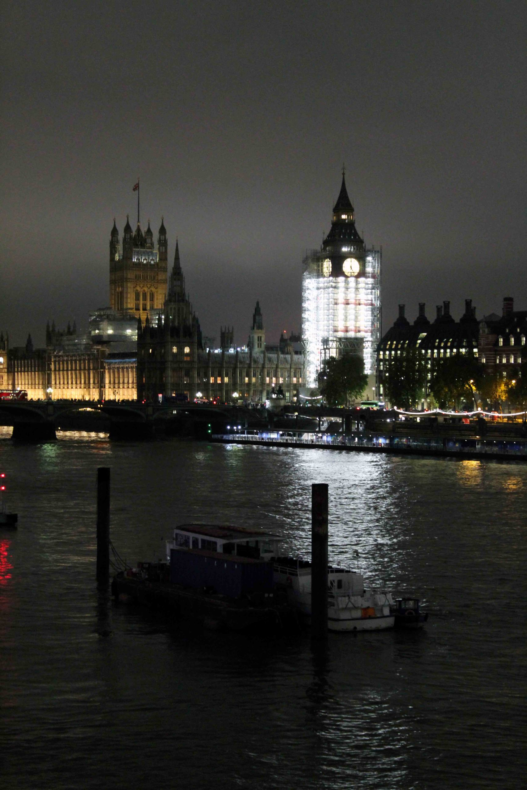 Paseo nocturno por las riberas del río Támesis en Londres - Bahía César
