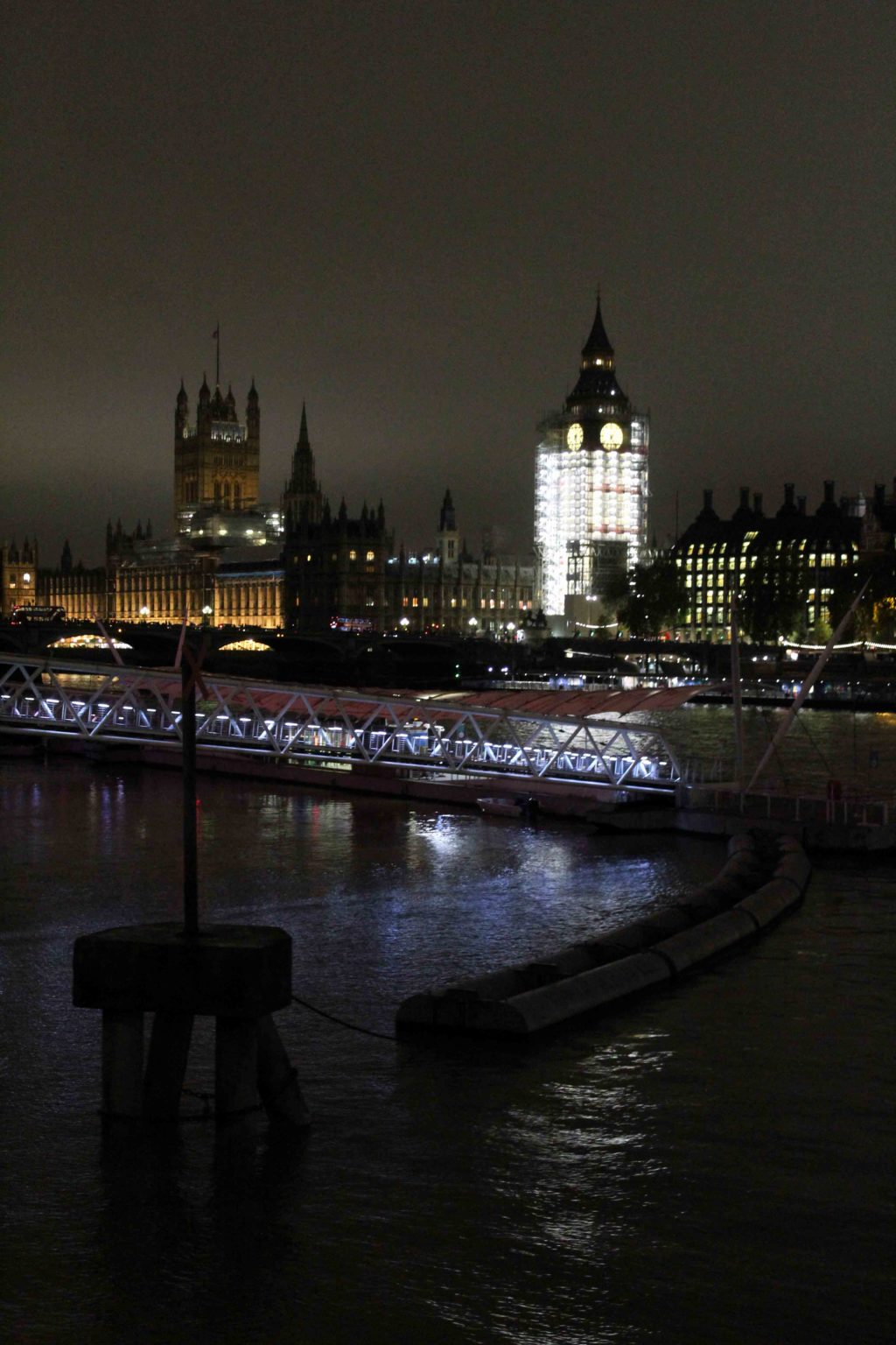 Paseo nocturno por las riberas del río Támesis en Londres - Bahía César