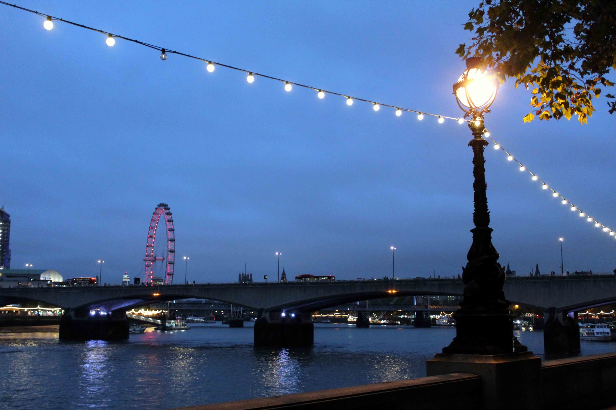 Paseo nocturno por las riberas del río Támesis en Londres - Bahía César