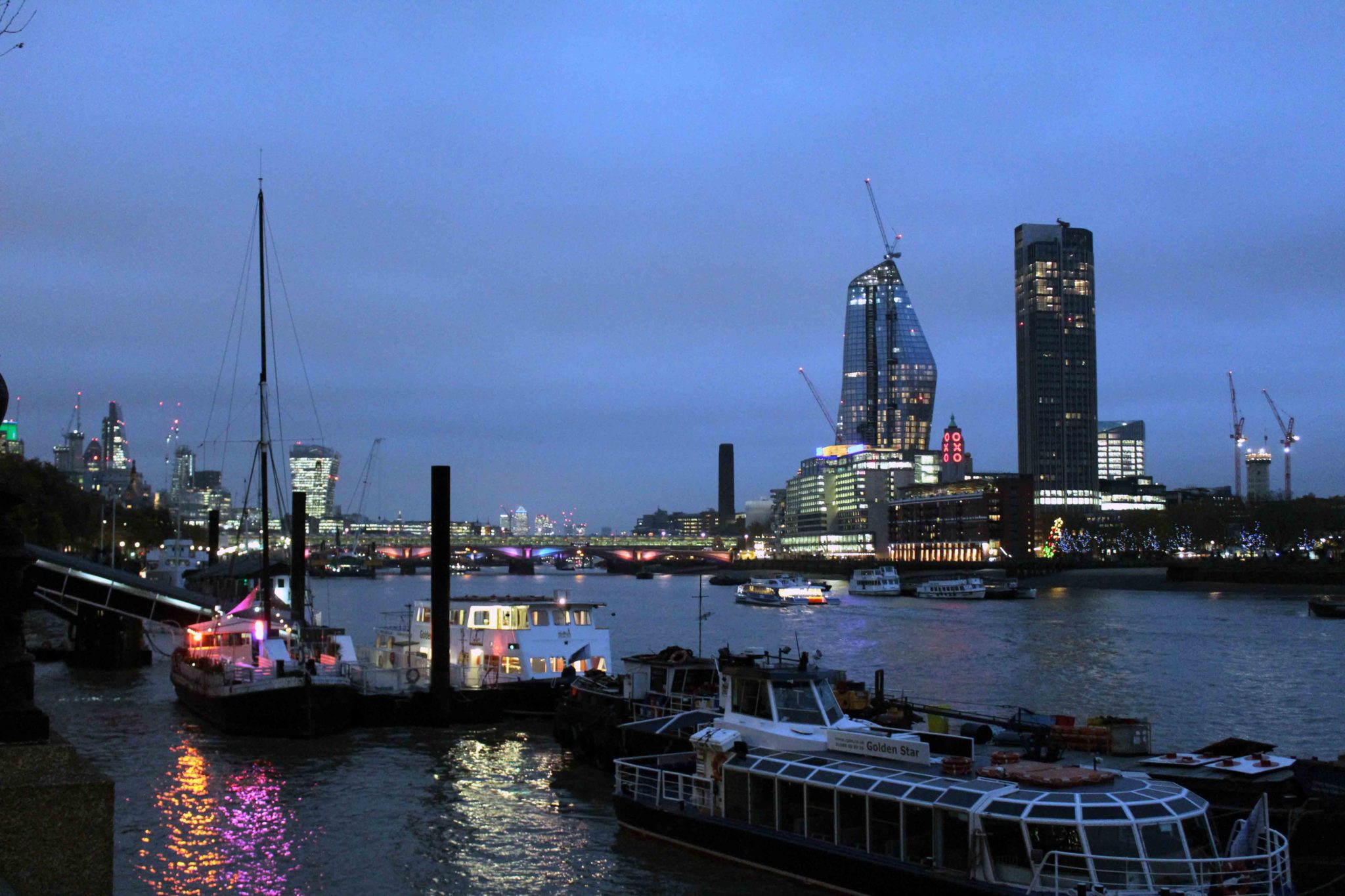 Paseo nocturno por las riberas del río Támesis en Londres - Bahía César