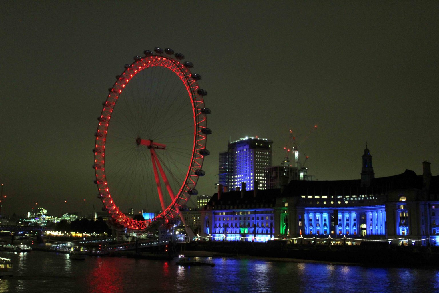 Paseo nocturno por las riberas del río Támesis en Londres - Bahía César