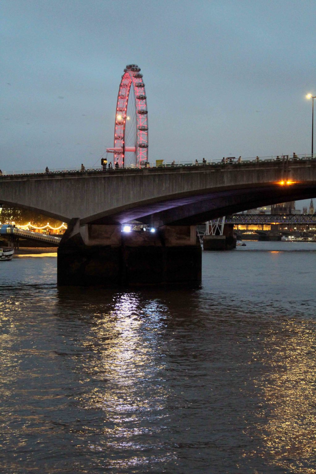 Paseo nocturno por las riberas del río Támesis en Londres - Bahía César