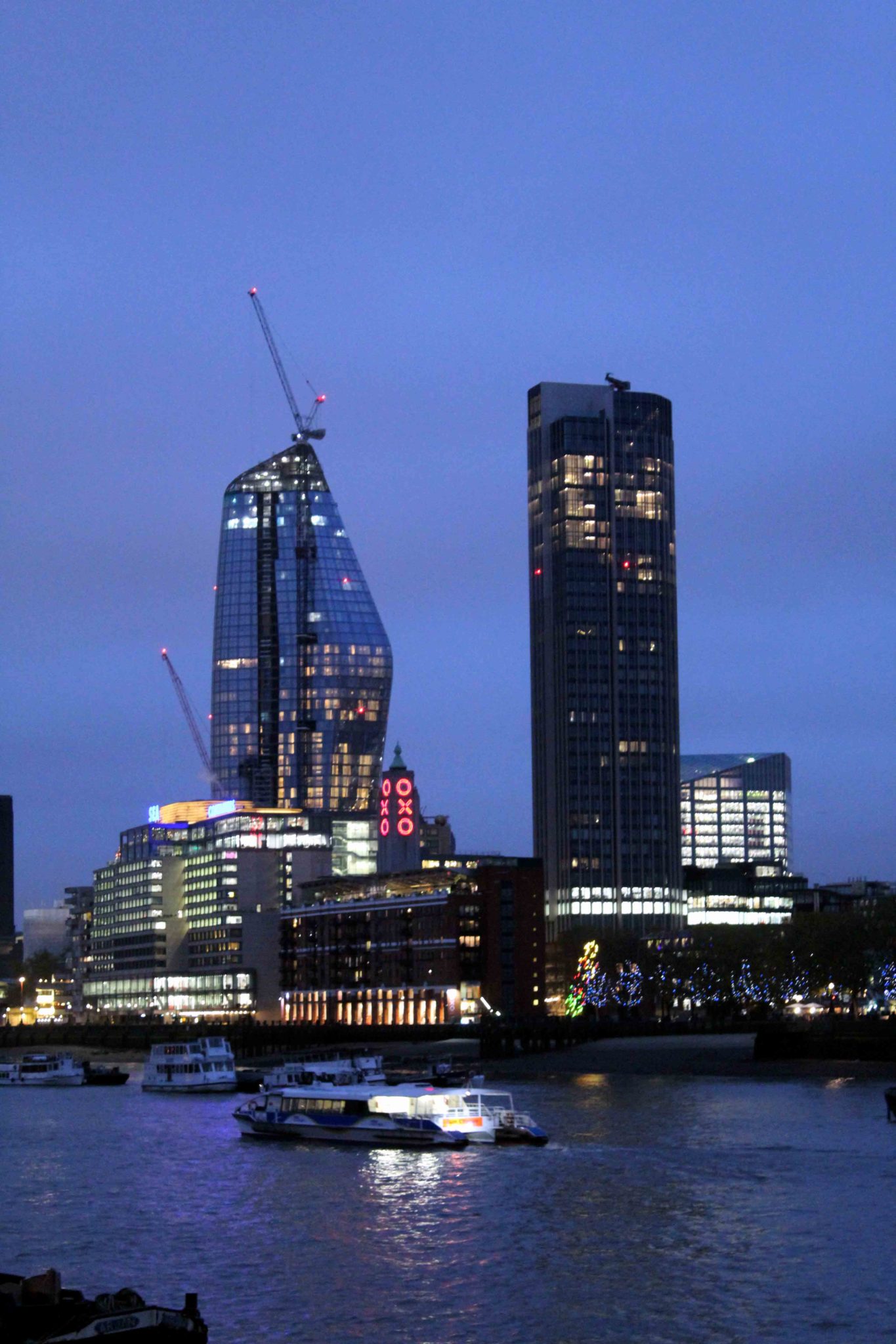Paseo nocturno por las riberas del río Támesis en Londres - Bahía César