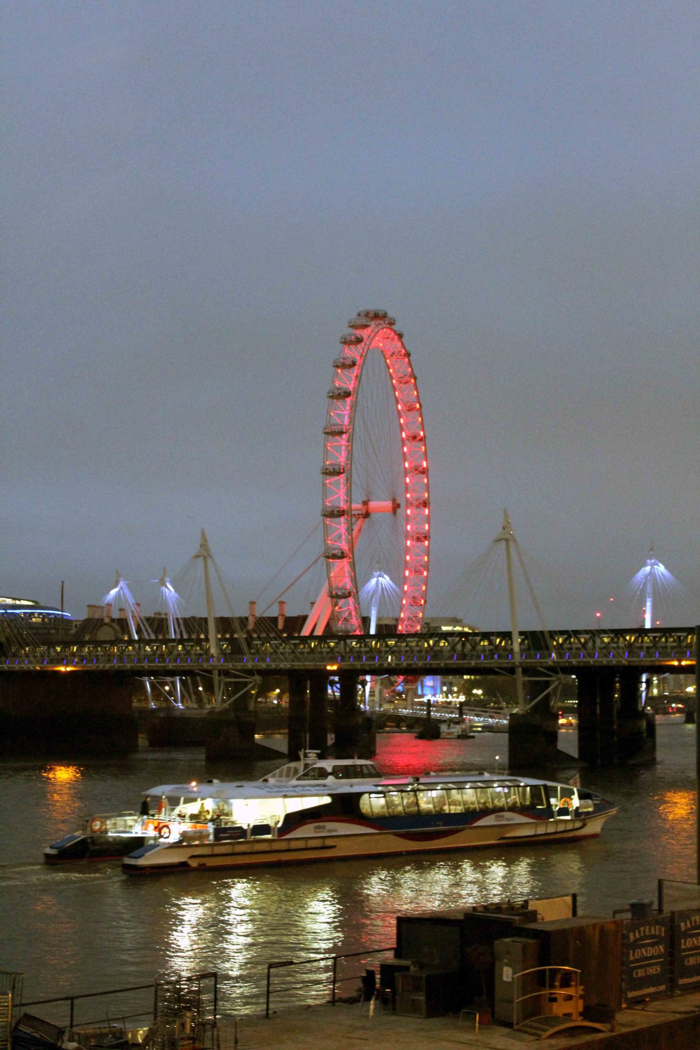 Paseo nocturno por las riberas del río Támesis en Londres - Bahía César