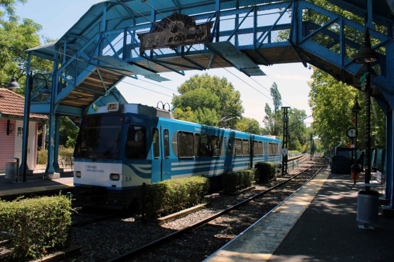 Andenes arbolados de la estación Las Barrancas del Tren de la Costa ...