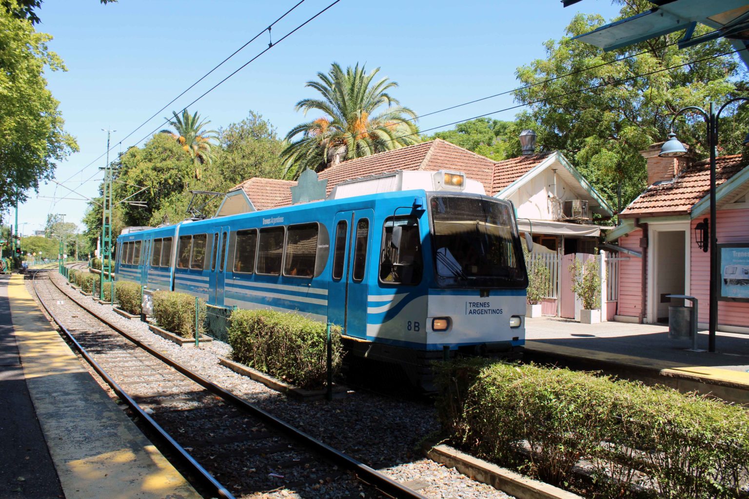 Andenes arbolados de la estación Las Barrancas del Tren de la Costa ...