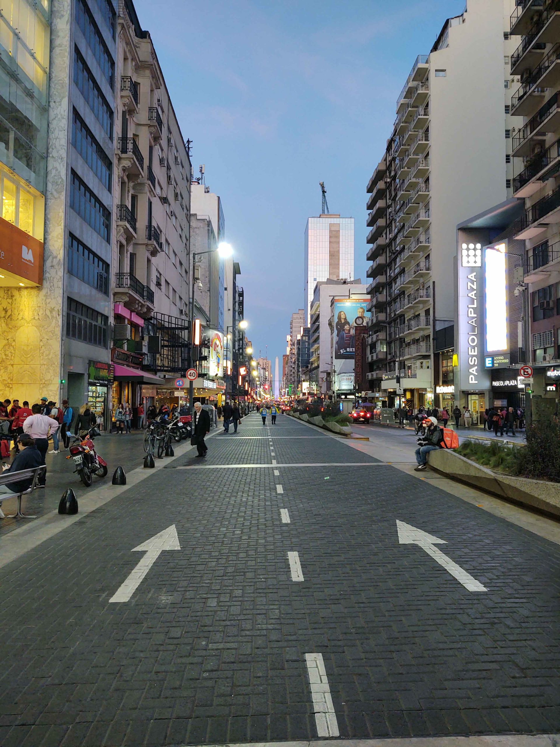 La avenida Corrientes de Buenos Aires, a través de un Motorola One Zoom ...