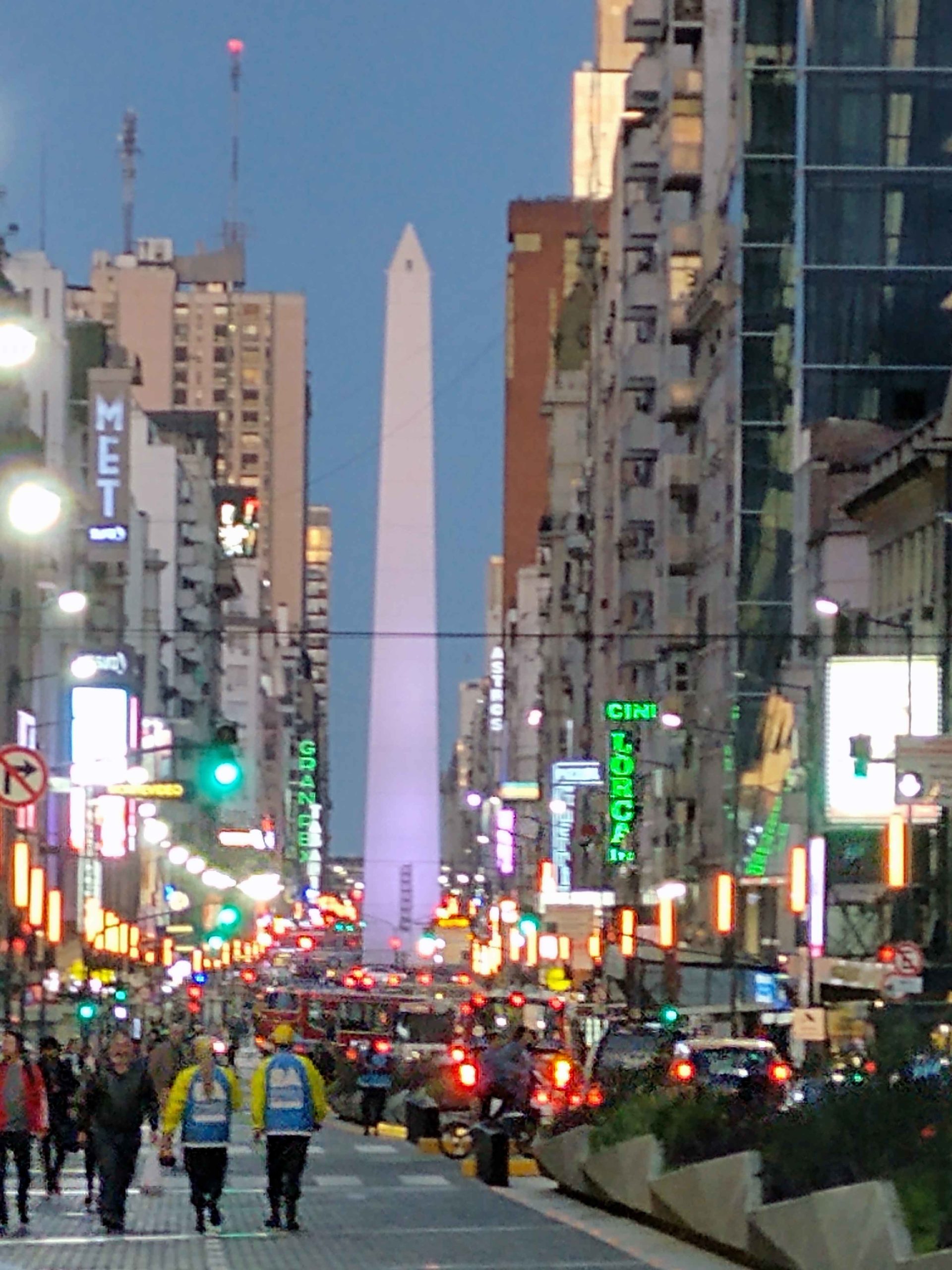 La avenida Corrientes de Buenos Aires, a través de un Motorola One Zoom ...